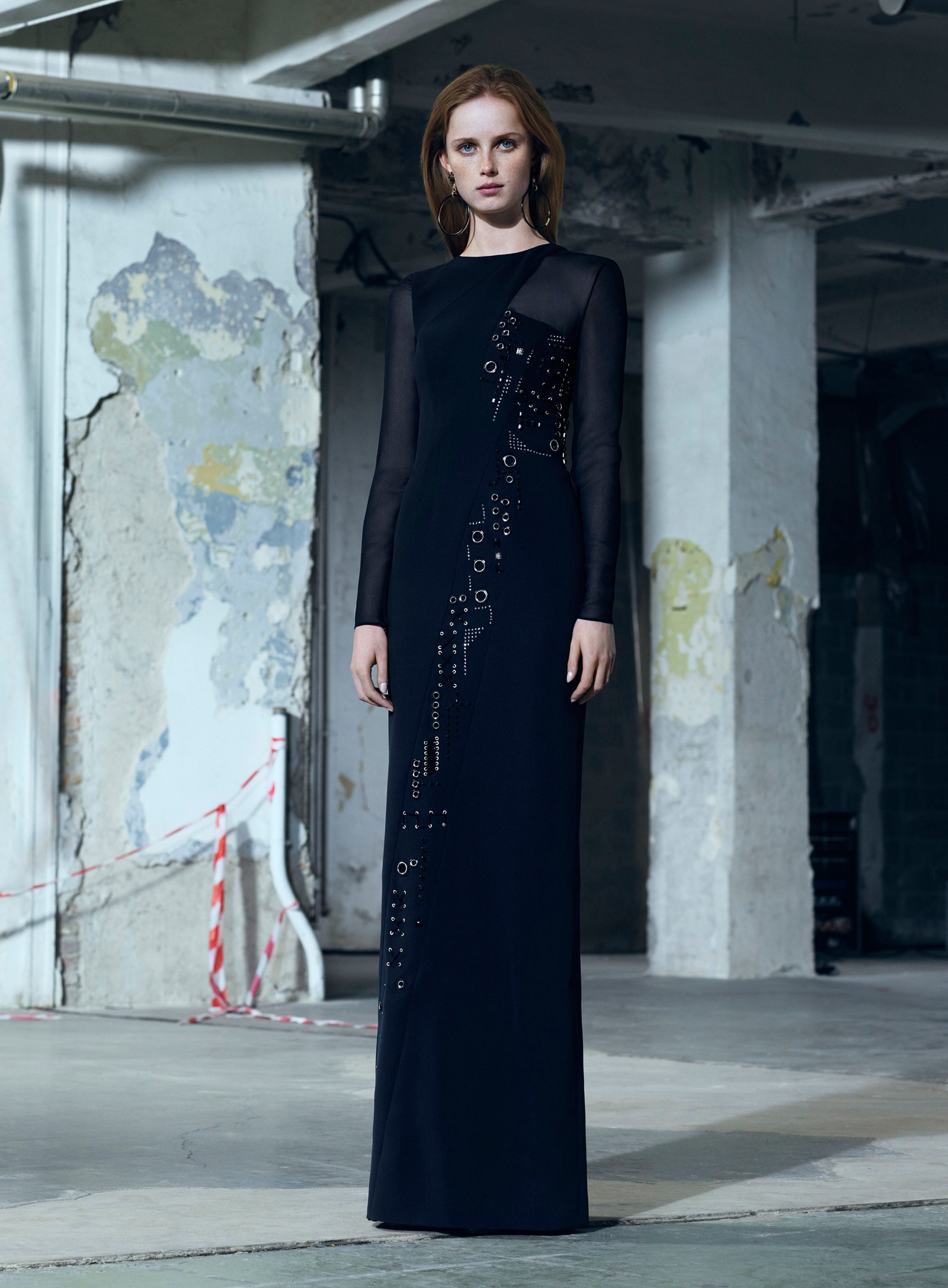 Versace propõe sensualidade menos óbvia e mais cool para o pre-fall ...