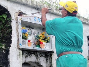 G1 - Corpo de vítima dos 'Crimes de Maio' é exumado em Santos ...