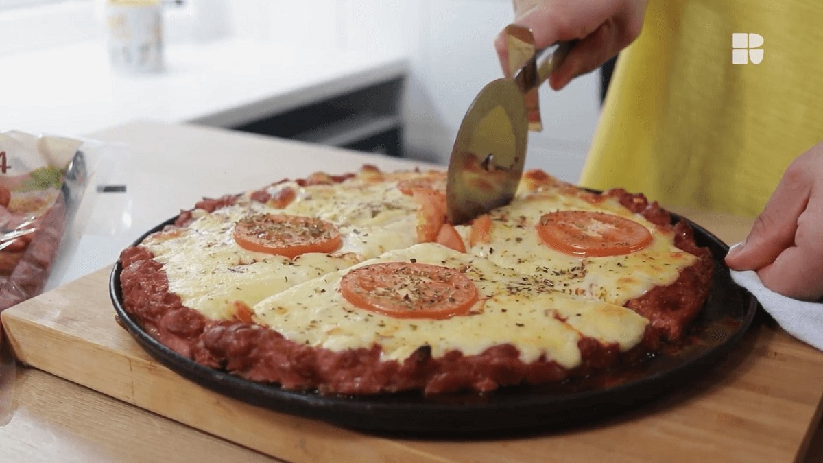 Pizza com massa de linguiça toscana | Receitas Sadia | Receitas
