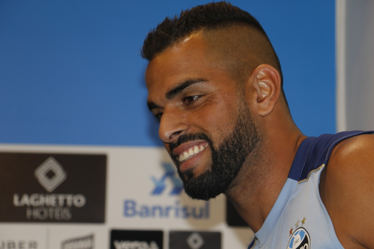 Maicon revela ressaca após título gaúcho do Grêmio e brinca: "Bebemos ...