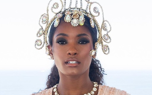 Erika Januza encanta com clique fantasiada - GQ | Musa