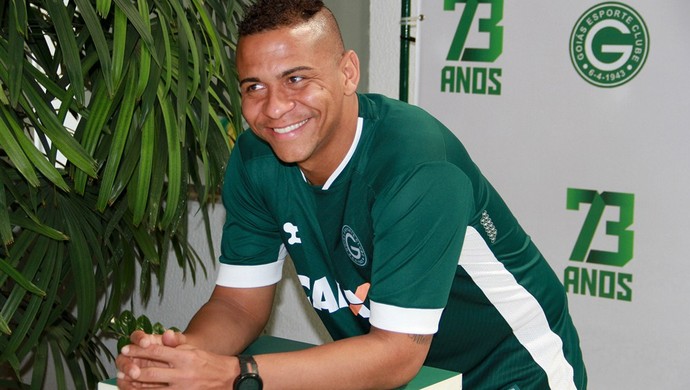 Walter é regularizado e fica disponível para reestrear pelo Goiás nesta ...