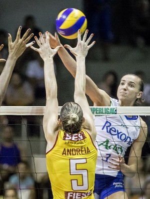 Com grande atuação de Monique, Rio bate o Sesi e complica time paulista