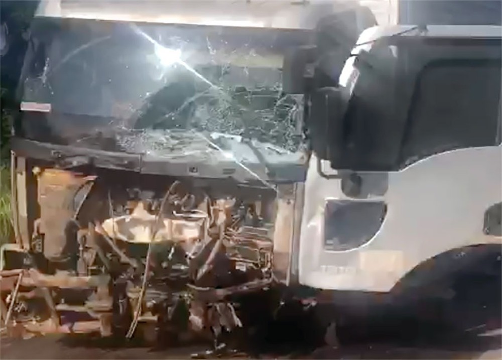 Motorista morre carbonizado em acidente entre carro e caminhão em MT - MT Notícias
