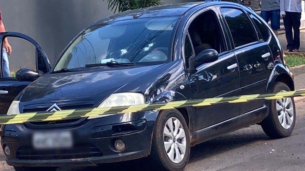 Homem é Morto A Tiros Dentro Do Carro Por Dois Suspeitos Em Moto Em