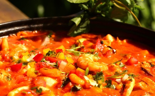 Ouse na cozinha e aprenda uma receita de feijoada de frutos do mar ...
