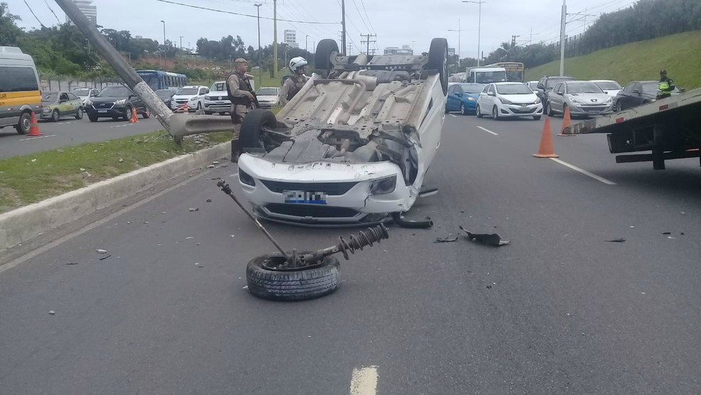 Mulher fica ferida após carro que ela dirigia bater em poste e capotar na Avenida Paralela ...