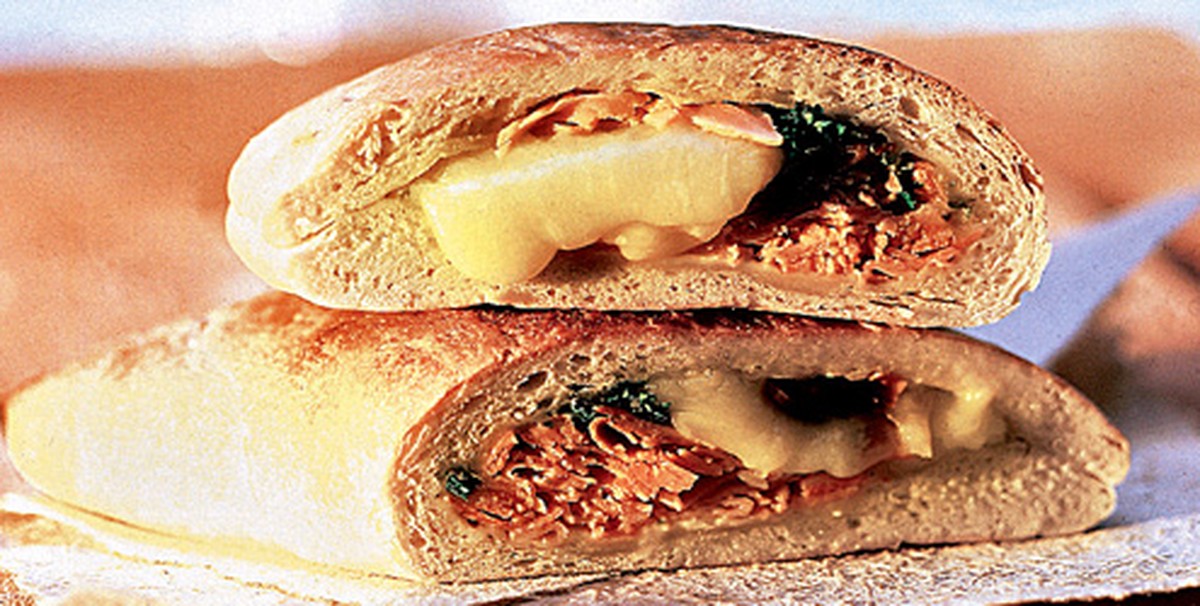 Calzone de presunto e mussarela | Massas | Receitas