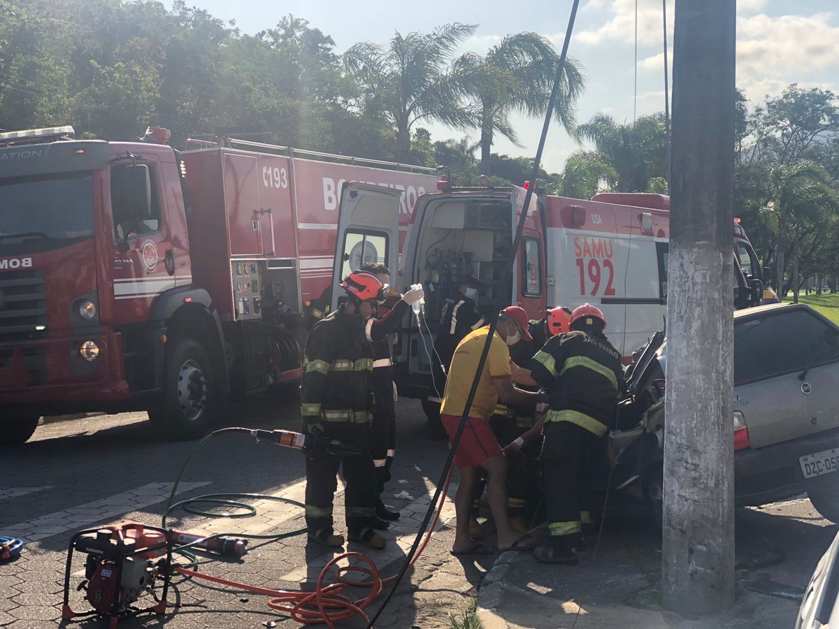 Carro bate em poste e cinco pessoas ficam feridas em Caraguatatuba, SP | Vale do Paraíba e ...
