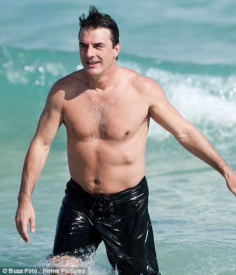 'Big', agora, só no nome. Chris Noth reaparece na praia arrasando ...