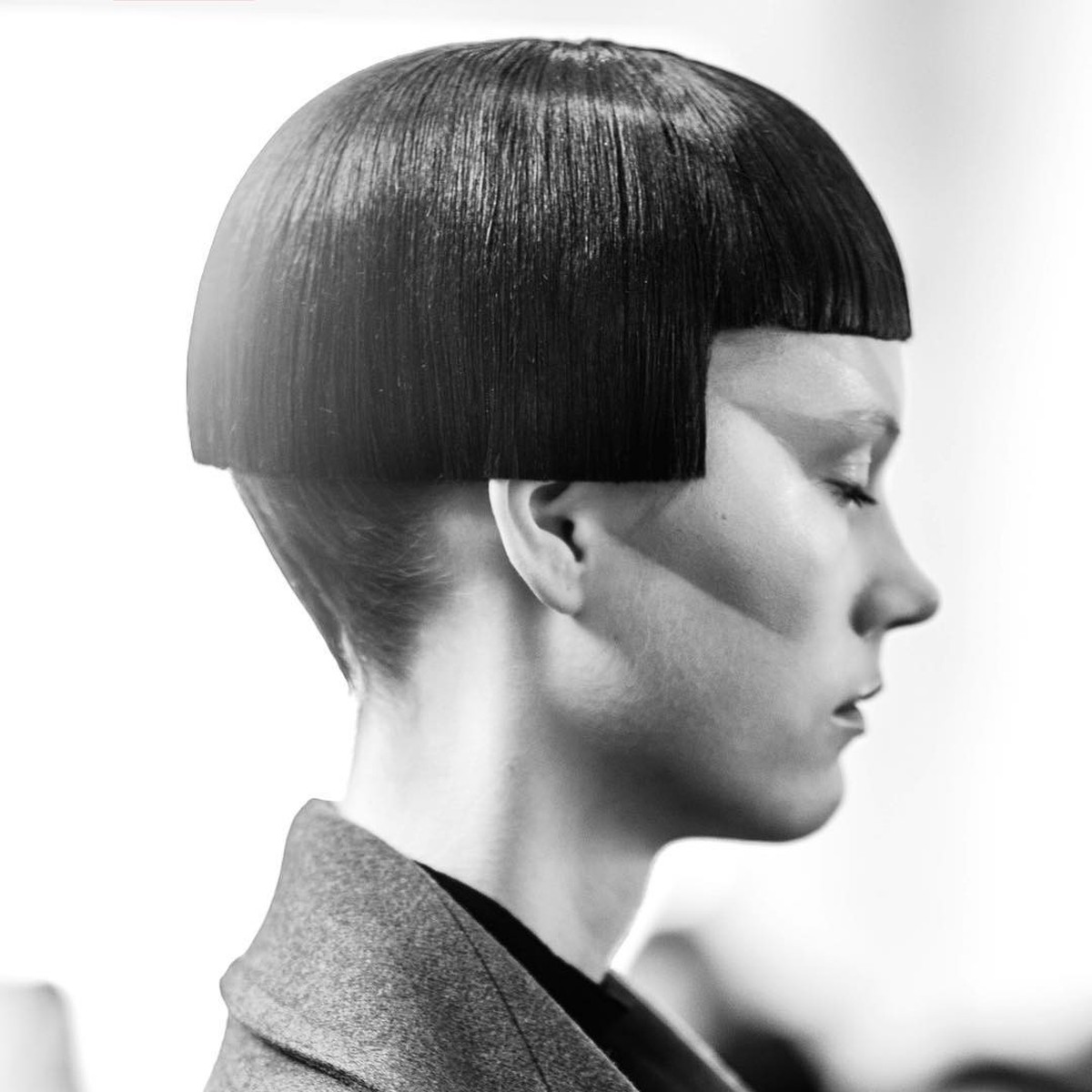 A volta do cabelo cuia? Margiela aposta no corte e no colorido fake ...
