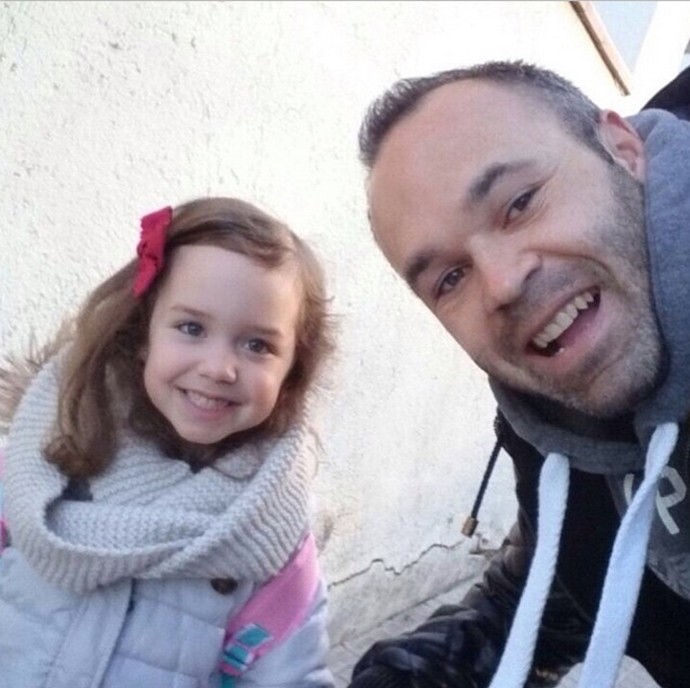 Lionel Messi e Iniesta ganham carinho dos filhos no Dia dos Pais na ...