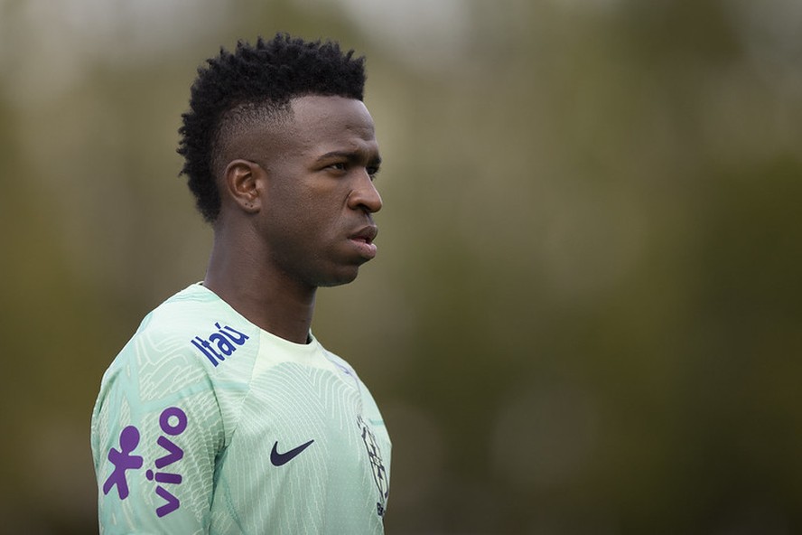 Abraçado na seleção, Vini Jr ainda lida com perseguição de programa ...