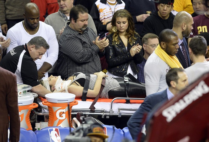 Após acidente e ''atropelo'', LeBron se desculpa com torcedora; veja lance