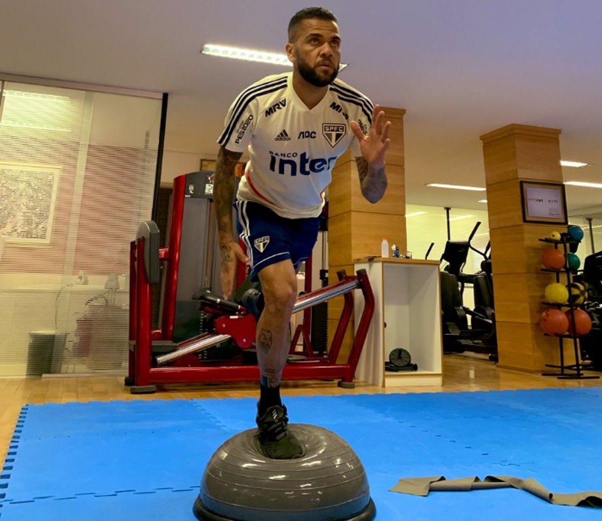 De volta da Seleção, Daniel Alves faz treino regenerativo no São Paulo ...