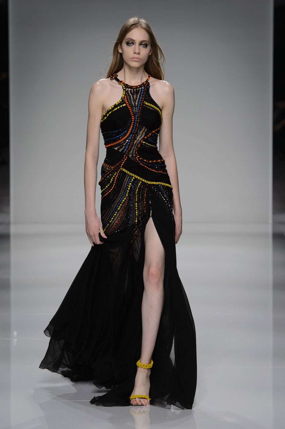 Versace: alta-costura acerta nos longos superjustos e supertrabalhados ...