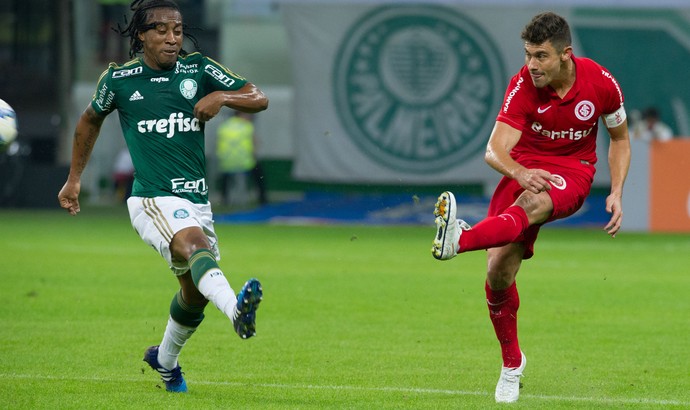 Irreverente e líder, Alex une elenco até nas férias com grupo de mensagens