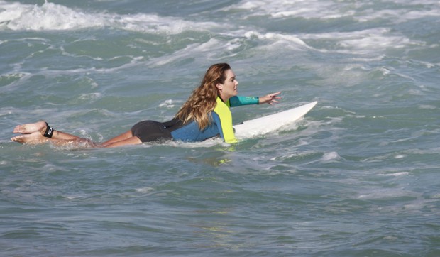 Luize Altenhofen exibe corpão em dia de surfe - Quem | QUEM News
