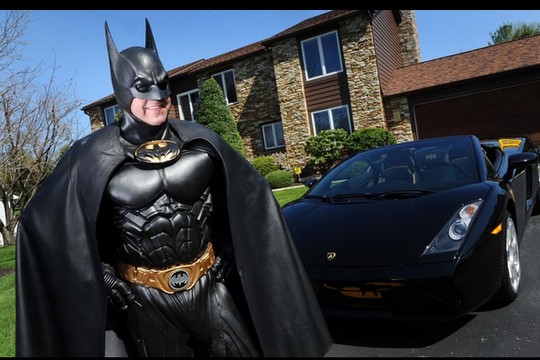 Morre 'Batman da vida real' nos Estados Unidos - ÉPOCA | Bruno Astuto