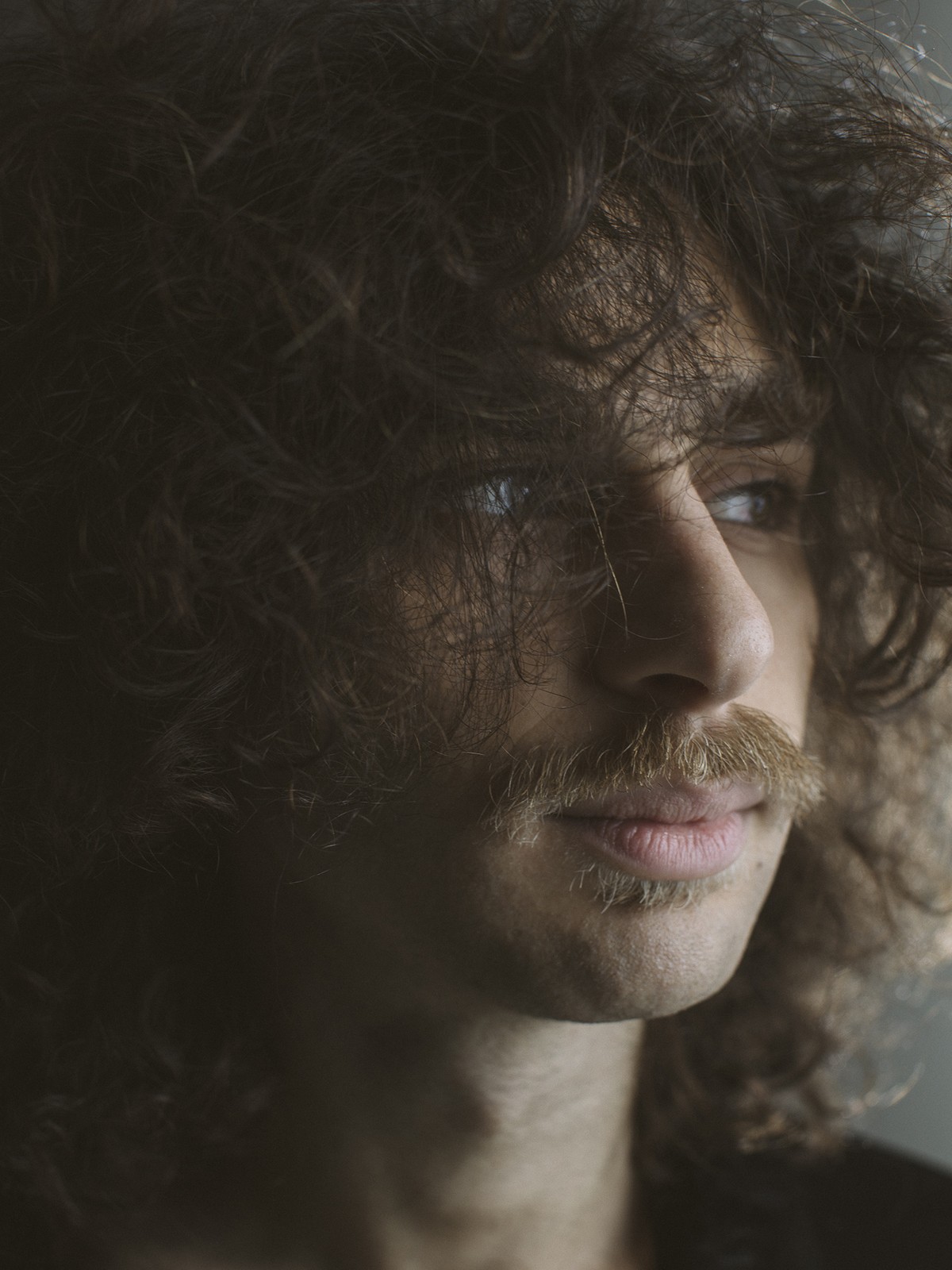 Sessa apresenta o primeiro álbum solo, 'Grandeza', oito anos após ter ...