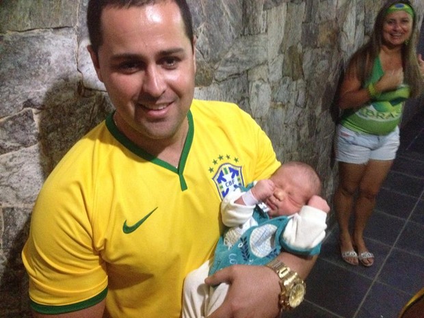 G1 - Bebê de 2 dias, 'Julio César', acorda com gol do Brasil em Campos ...