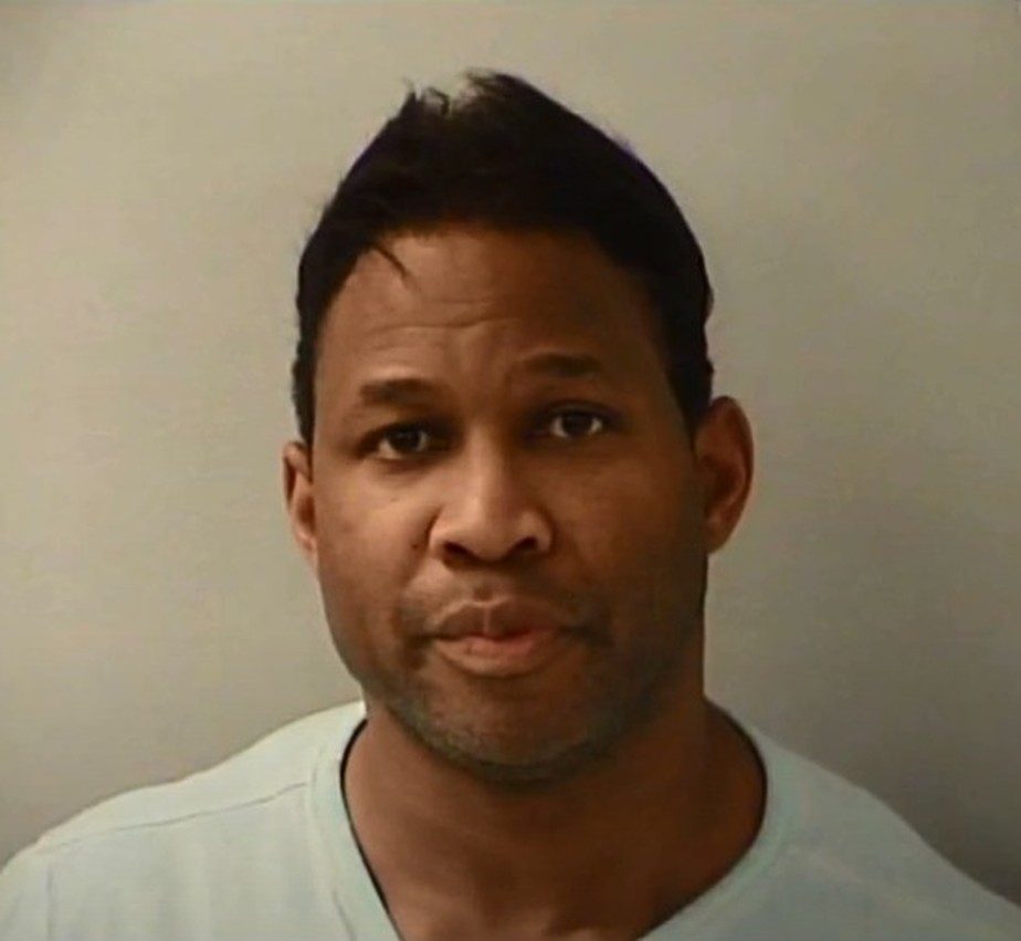 Americano que fingiu ser príncipe de Gana e aplicou US$ 800 mil em ...