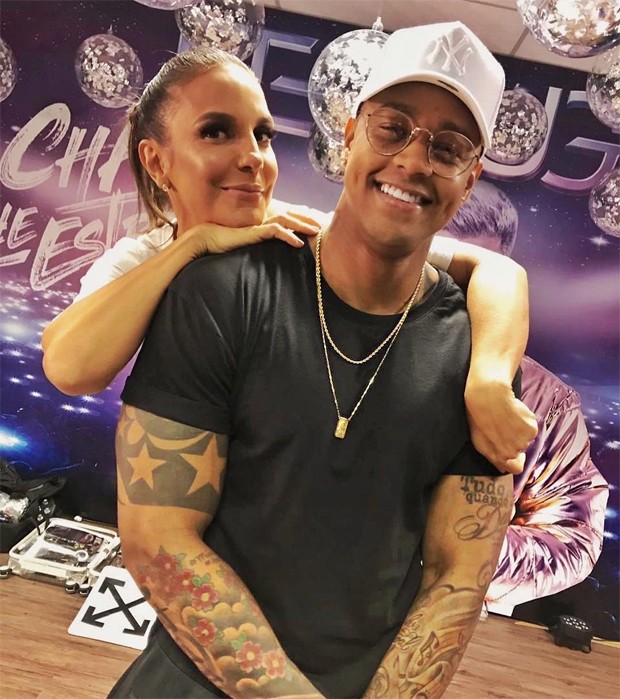 Leo Santana posa com Ivete Sangalo e promete: Leo Santana posa com Ivete Sangalo e promete:
