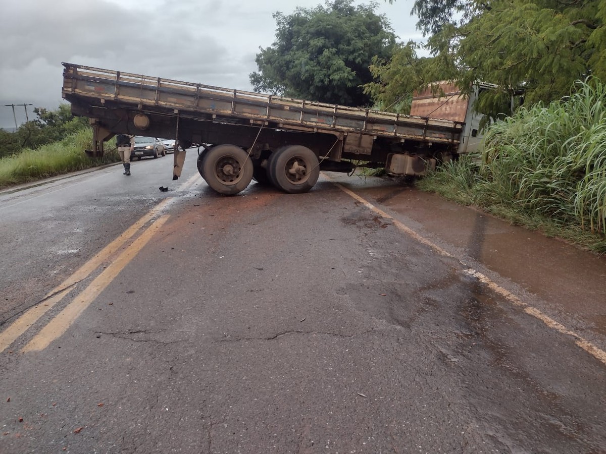 Idoso Sem Carteira De Motorista Morre Após Caminhão Invadir Pista