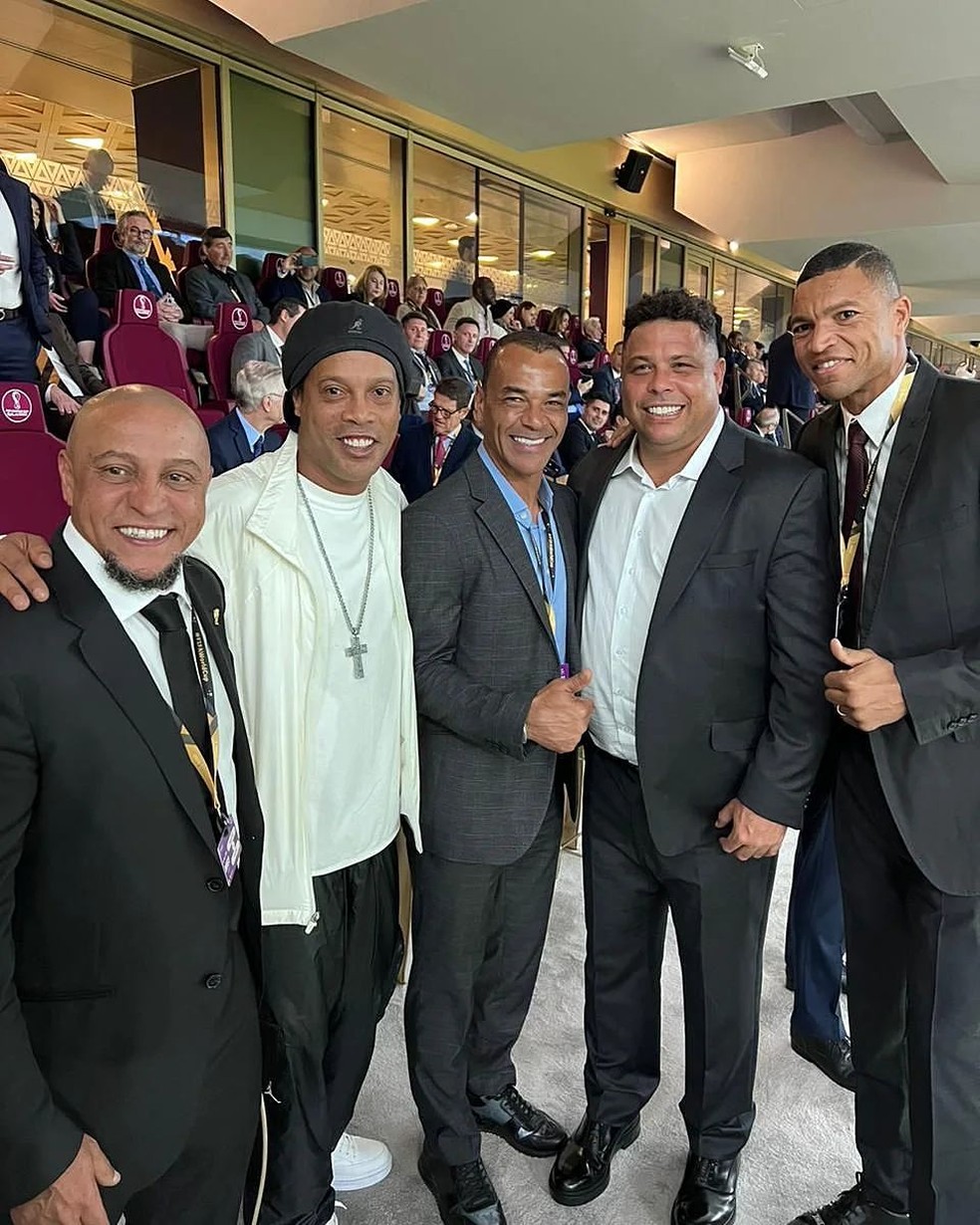Ronaldinho Gaúcho posa ao lado de Cafu e Ronaldo Fenômeno - Primeira Hora