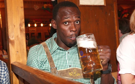 Campeão olímpico Usain Bolt se joga na Oktoberfest de Munique - Monet ...