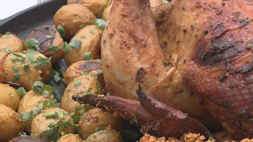 Frango assado de padaria tem sabor caseiro e é dica para almoço ...