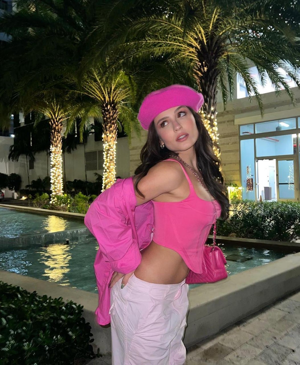 Com look todo pink, Larissa Manoela aproveita noite em Miami: 'Noite rosa'