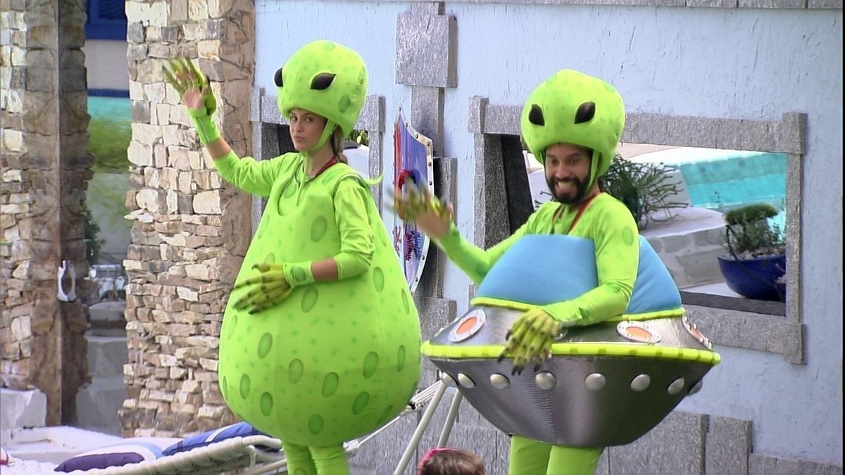 Sarah E Gilberto Cumprem O Castigo Do Monstro Pela Primeira Vez No