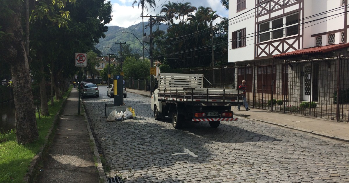 G1 - Parquímetro é instalado a 1,20m da calçada no Centro de Petrópolis ...