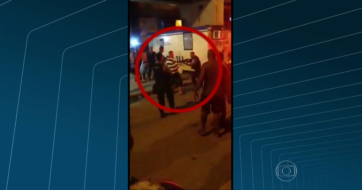 G1 - Vídeo mostra PM usando fuzil para empurrar uma pessoa, no Caju, no ...