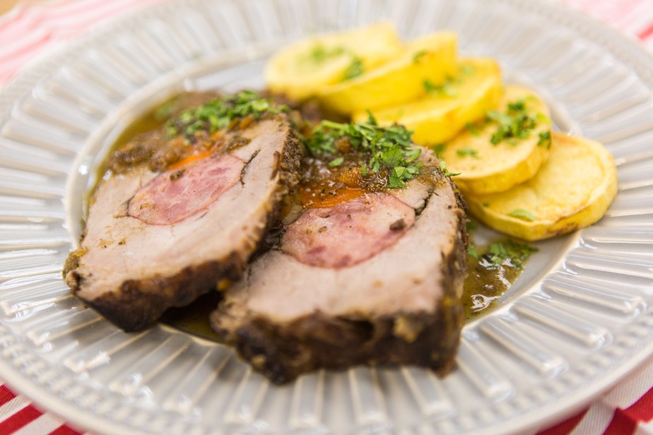 Carne Assada Recheada com Batatas Coradas | Receitas Gshow | Gshow
