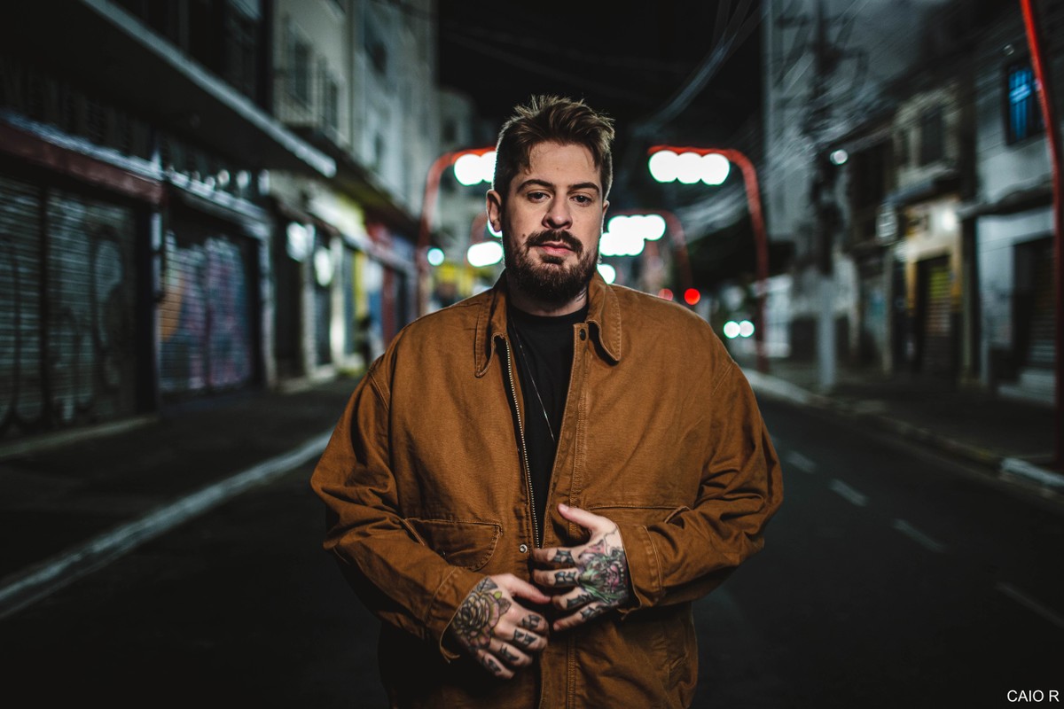 Elliott, ex-vocalista e guitarrista da banda Gloria, se abriga sob o ...