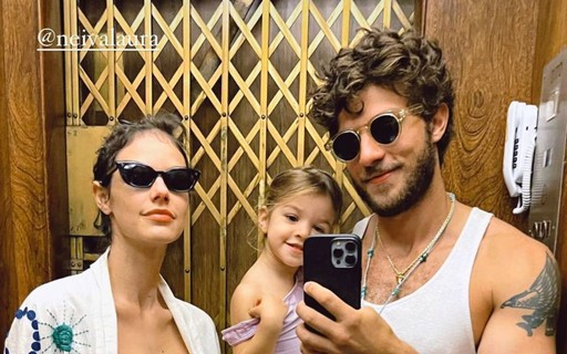 Chay encanta com nova foto ao lado de Laura Neiva e a filha, Maria ...