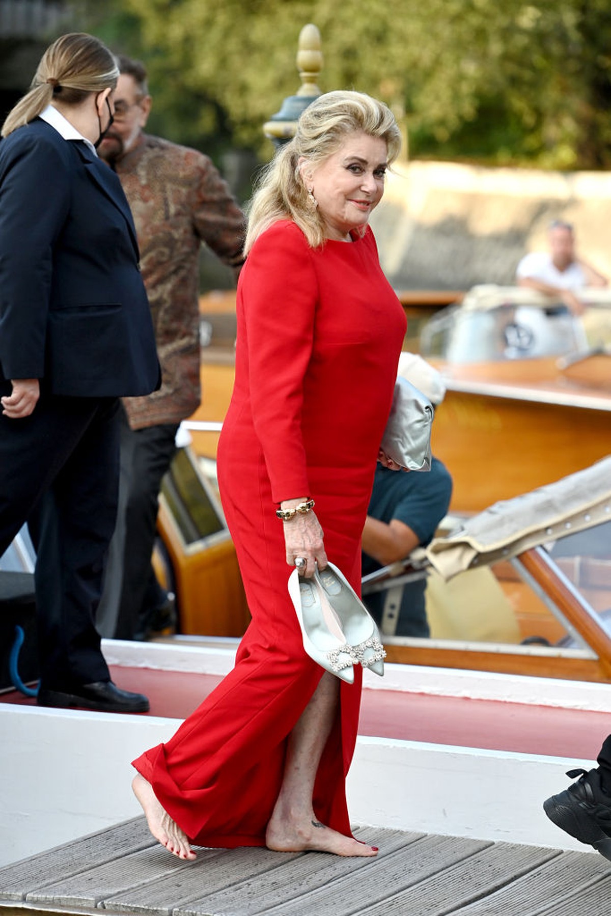 Festival de Veneza 2022: Catherine Deneuve chega descalça no red carpet ...