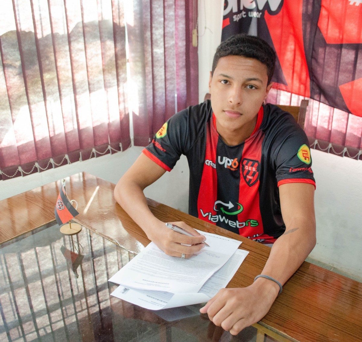 Filho de Cléber Santana, ídolo da Chapecoense, Clebinho assina o ...