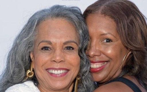 Aos 54 anos, mulher descobre que é filha da atriz de sua série favorita ...