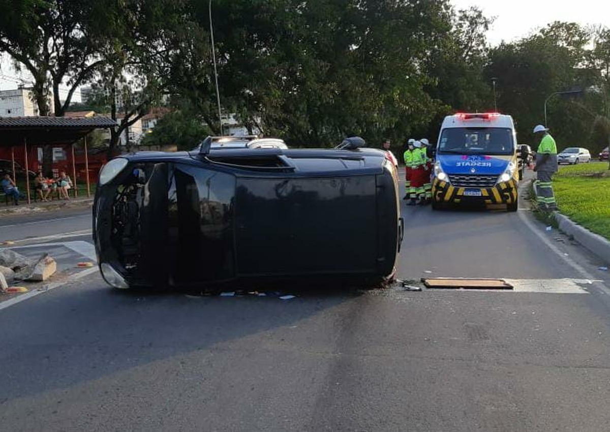 Motorista perde o controle da direção e tomba com o carro na Lúcio ...