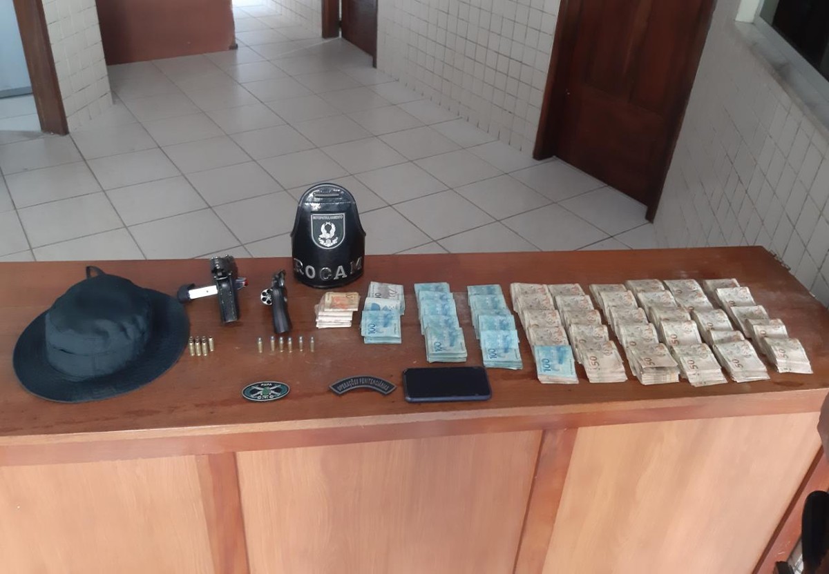Armas e mais de R$ 40 mil em 'dinheiro vivo' são apreendidos em ...