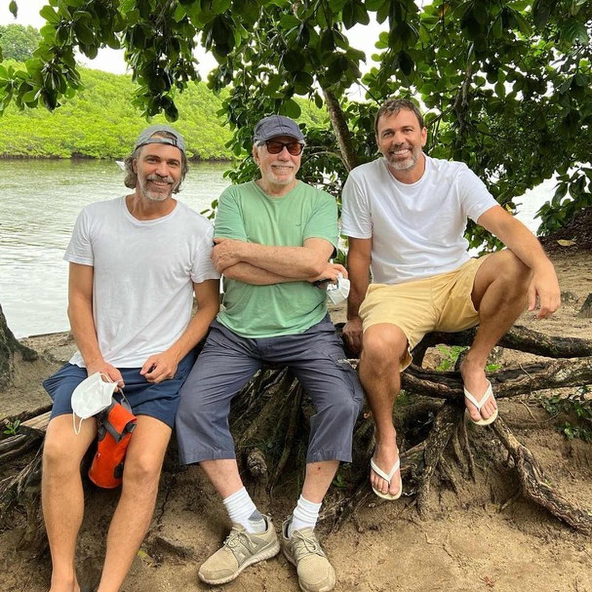 Reginaldo Faria viaja com os filhos para Caraíva | Celebridades | Glamour