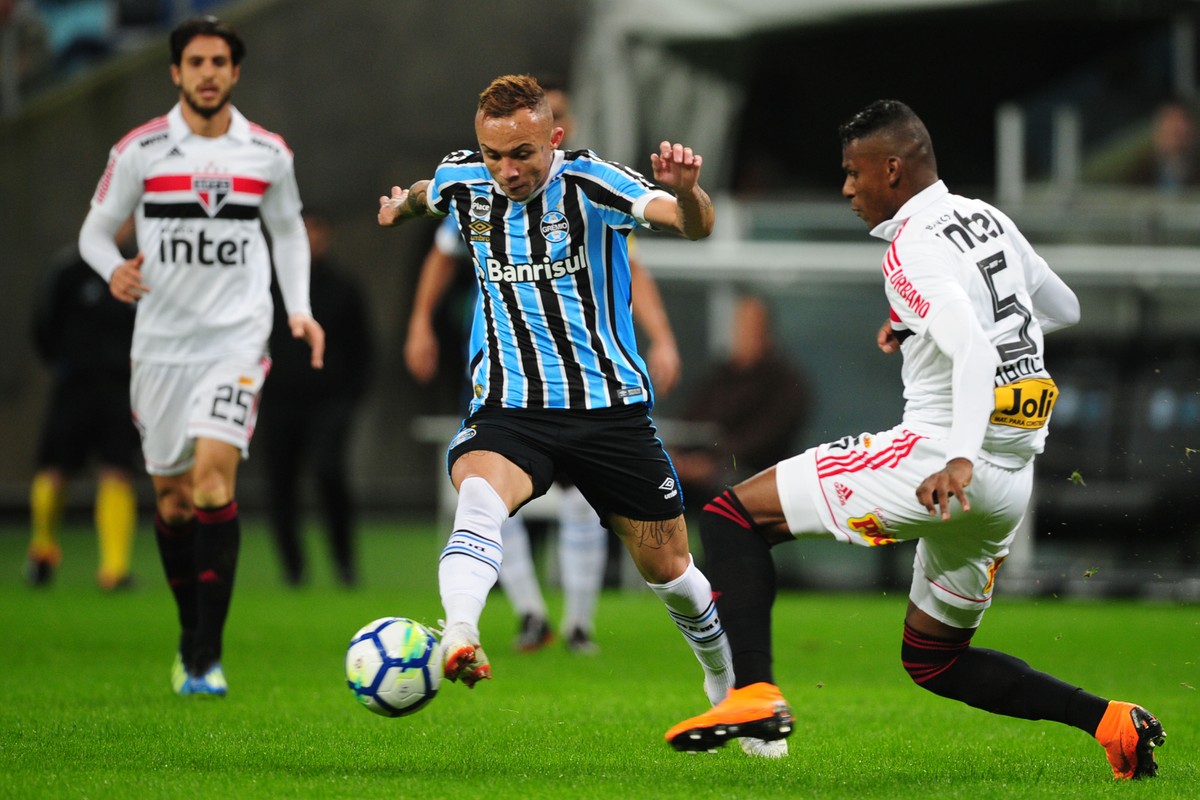 Atuações: imparável, Everton faz dois gols e comanda virada do Grêmio ...