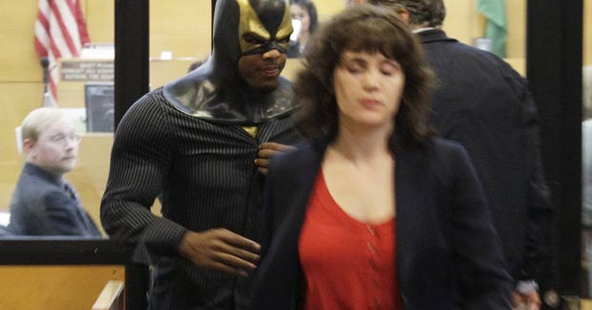 G1 - Após ser preso por agressão, ‘super-herói’ aparece mascarado em ...