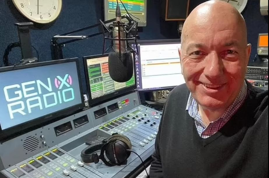 Locutor morre enquanto apresentava programa ao vivo de rádio no Reino ...