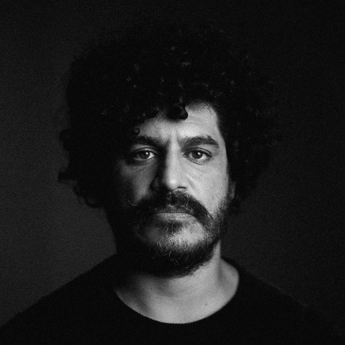 Criolo muda título e apresenta a capa do primeiro álbum de músicas ...
