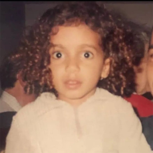 Reconhece? Anitta faz charme em fotos da infância; veja - Quem | QUEM News