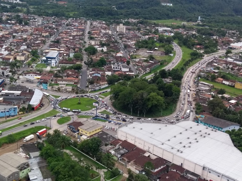 Motoristas enfrentam longas filas e lentidão na saída de Ubatuba pela ...